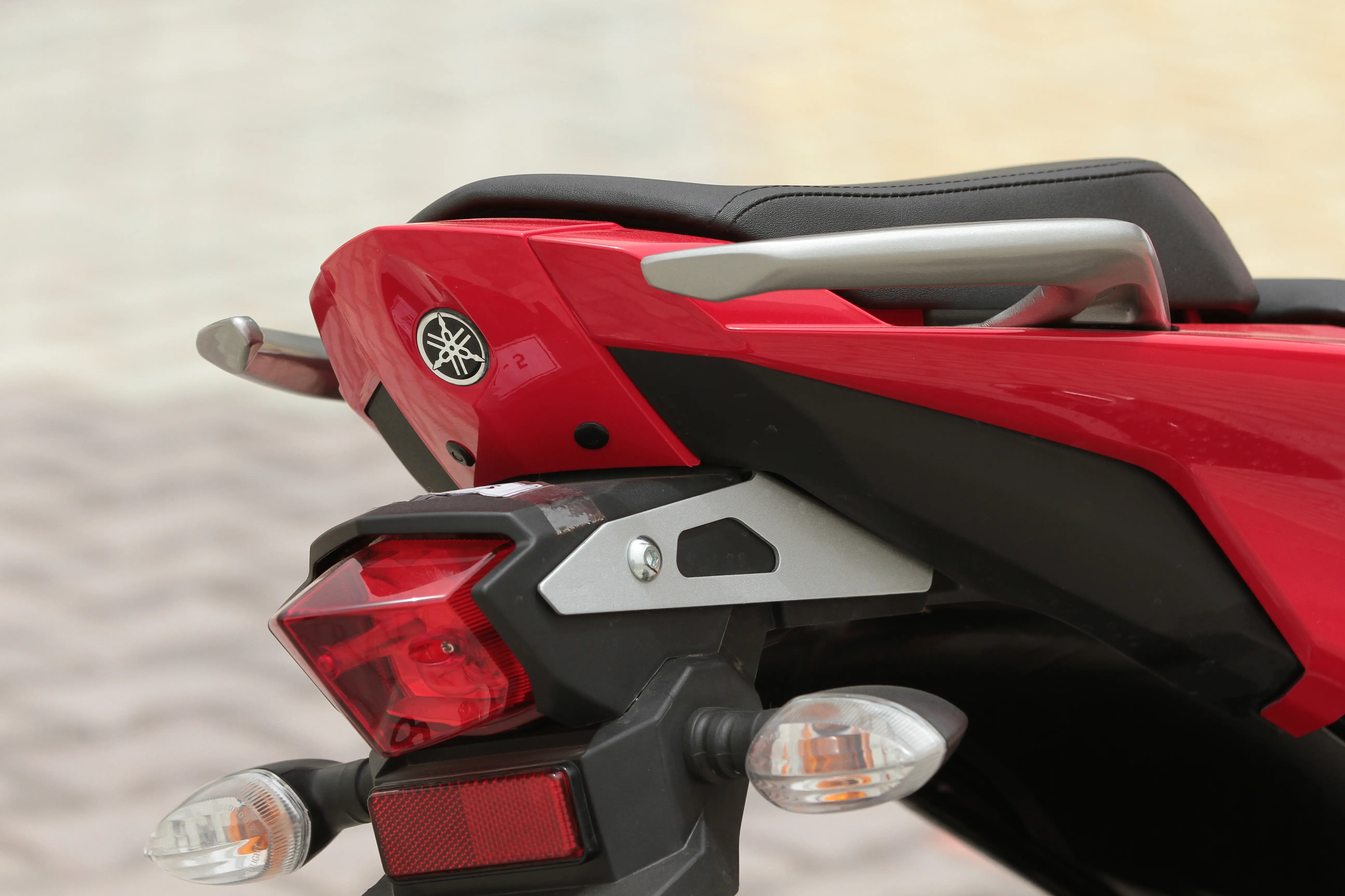 Yamaha FZ Price, Mileage, Specs, Reviews | Droom