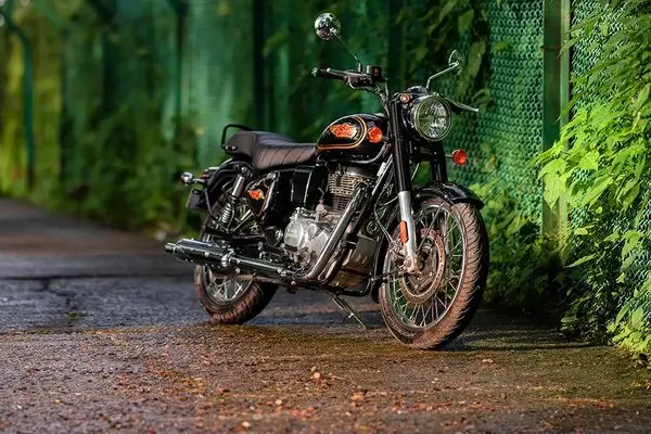 Royal Enfield Bullet 350 Battalion Black 2025 Price, Mileage, Specs ...