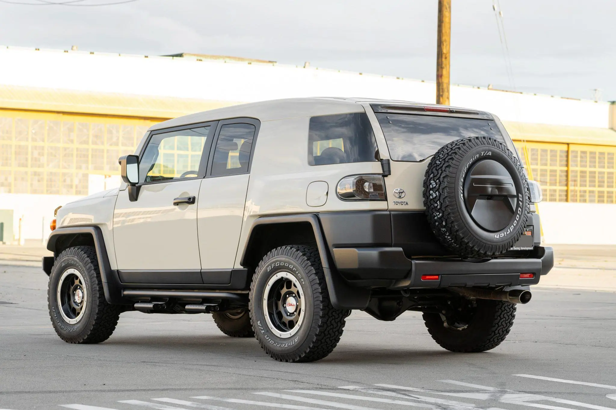 Toyota FJ Cruiser Price, Mileage, Specs, Reviews | Droom