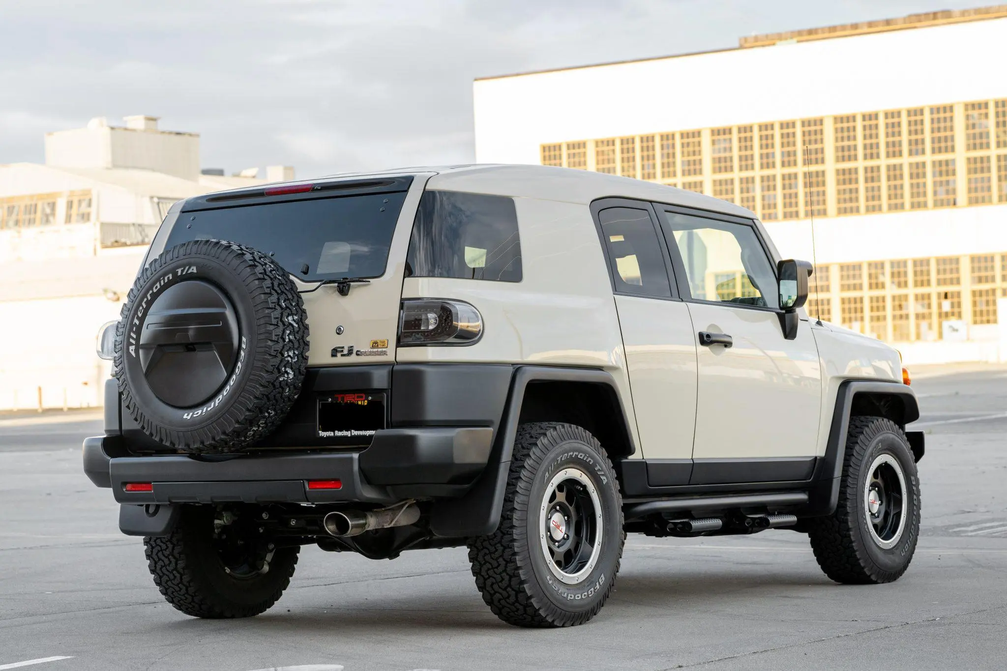 Toyota FJ Cruiser Price, Mileage, Specs, Reviews | Droom