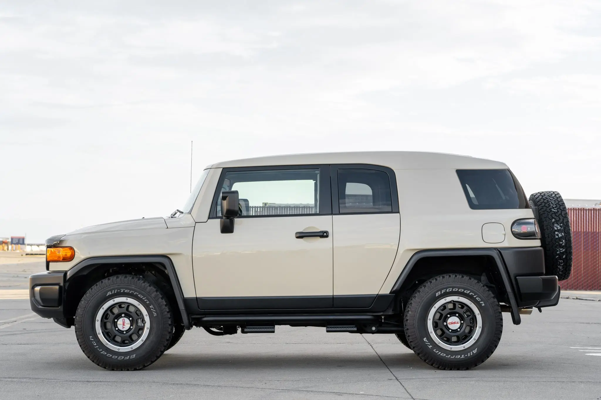 Toyota FJ Cruiser Price, Mileage, Specs, Reviews | Droom