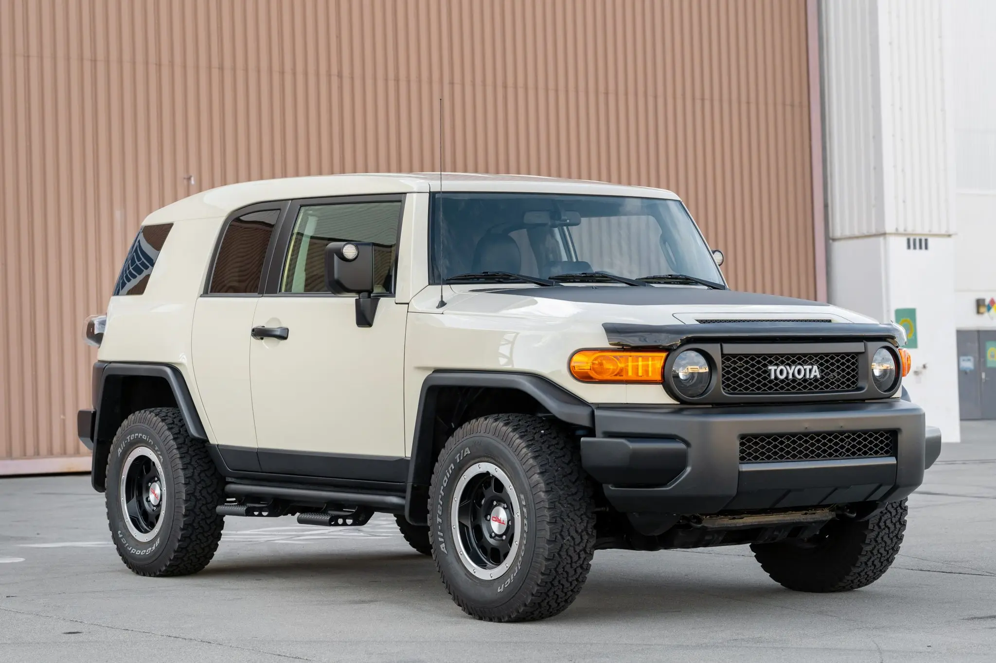 Toyota FJ Cruiser Price, Mileage, Specs, Reviews | Droom